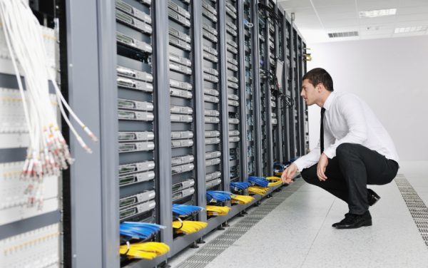 young it engeneer in datacenter server room – Trapp Technology